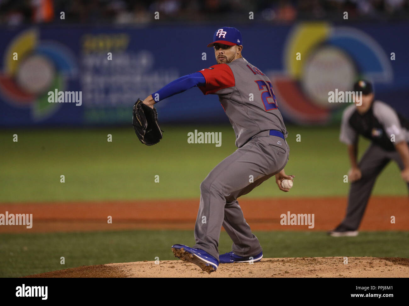 Jorge Lopez pitcher inicial de Puerto Rico hace lanzamiento en el ...