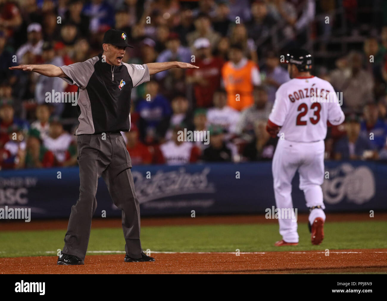 Adrian Gonzalez conecta con el bat en el primer inning, durante el ...