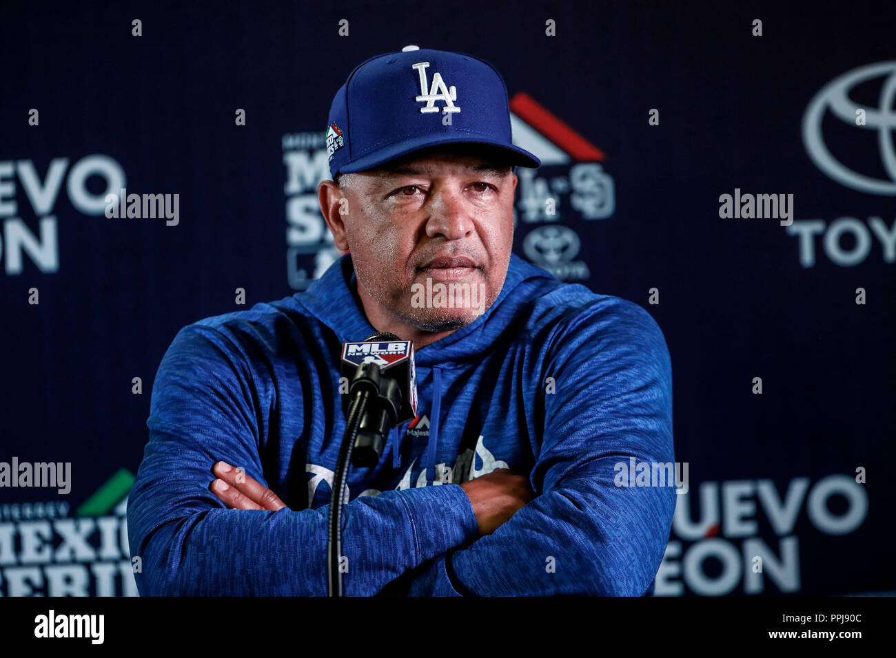 Dave Roberts , manager de los Dodgers de LA en rueda de prensa, previo ...