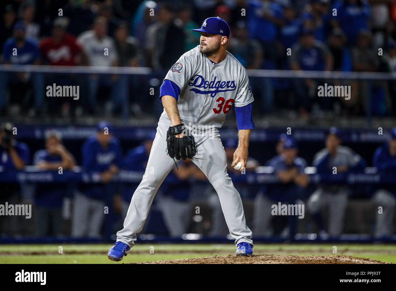 Adam Liberatore pither de los dodgers se lleva el salvamento, durante ...
