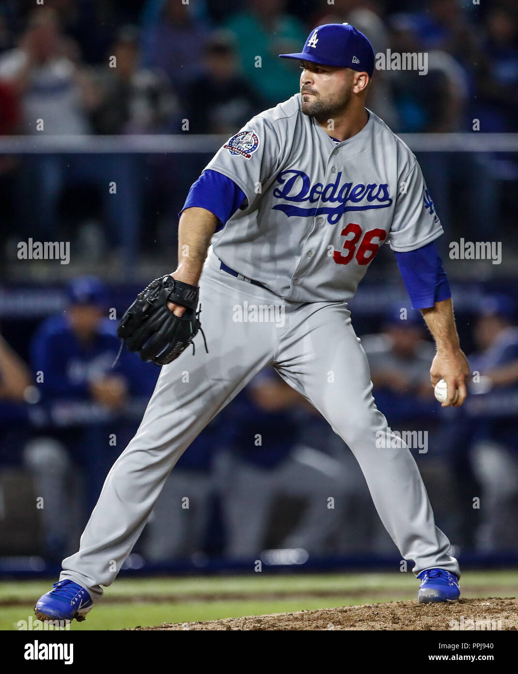Adam Liberatore pither de los dodgers se lleva el salvamento, durante ...