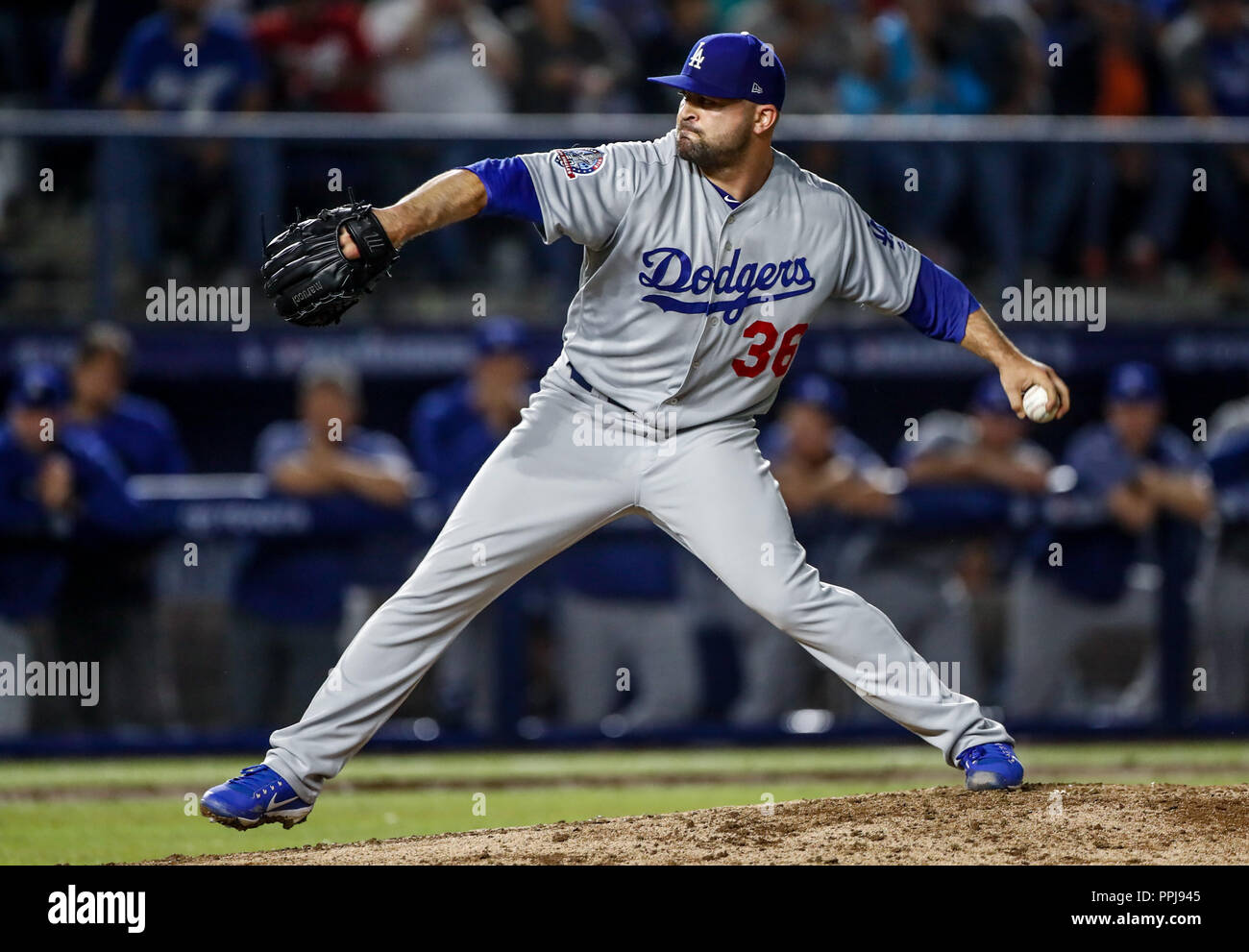 Adam Liberatore pither de los dodgers se lleva el salvamento, durante ...
