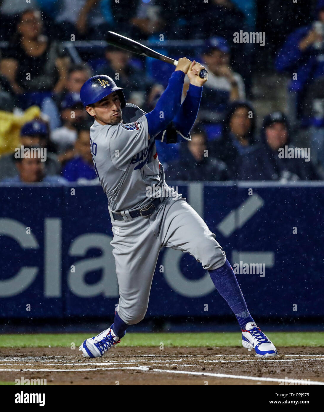 Tim Locastro de los dodgers, durante el partido de beisbol de los ...