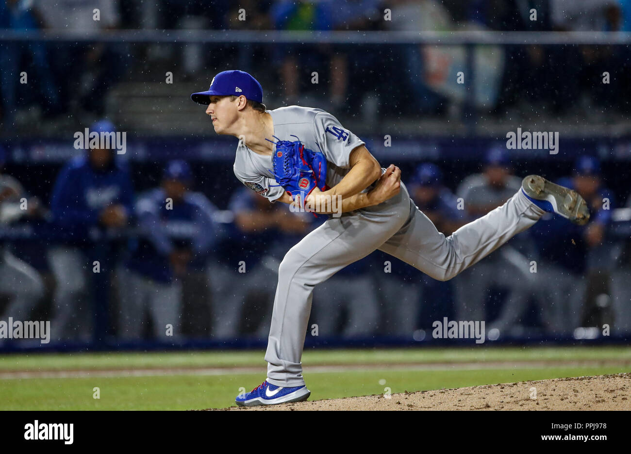 Walker Buehler pitcher inicial de dodgers, durante el partido de ...