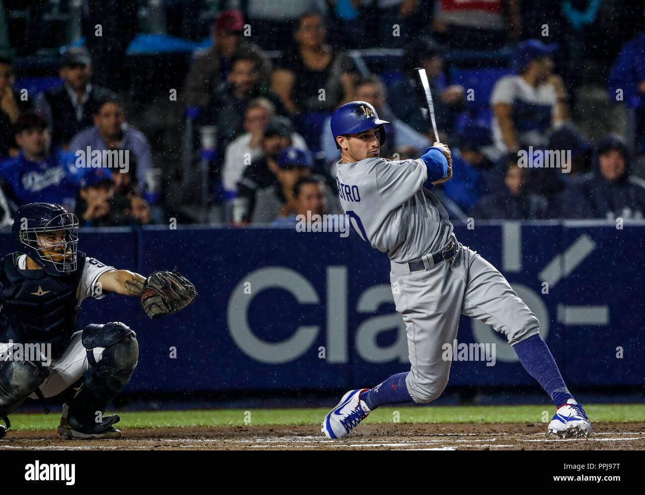 Tim Locastro de los dodgers, durante el partido de beisbol de los ...