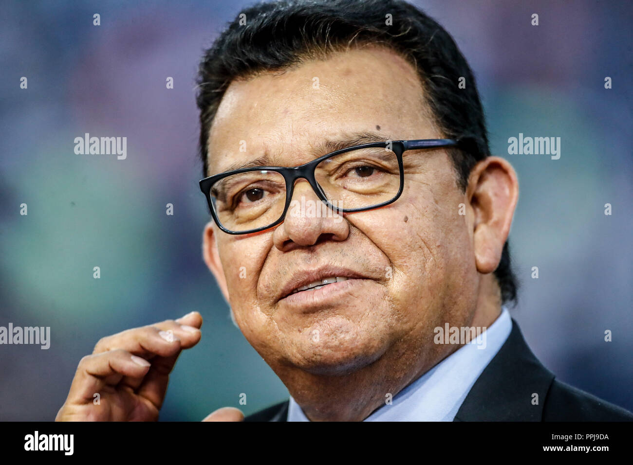 Fernando Valenzuela lanza la primera bola para el playball del partido ...