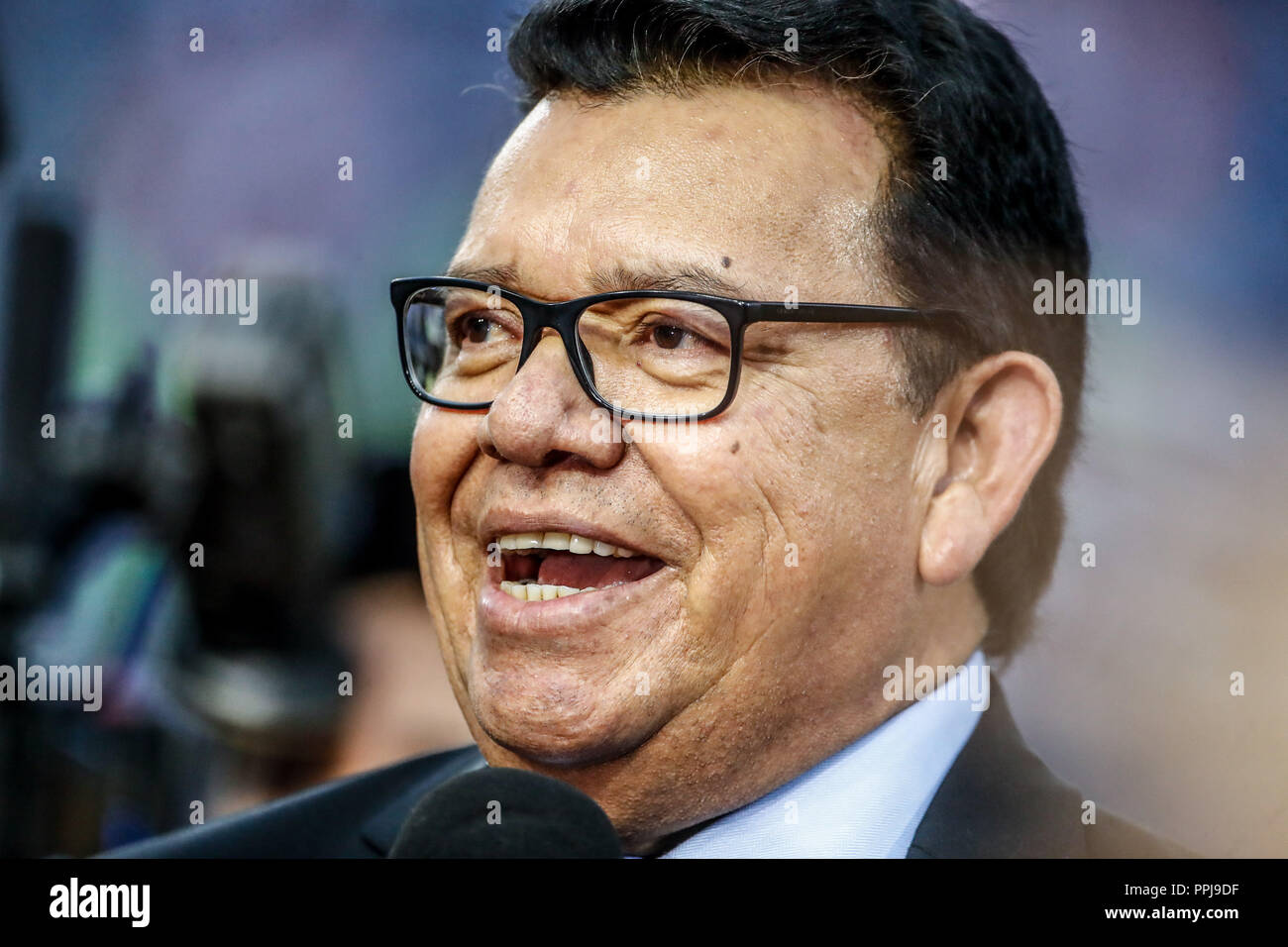 Fernando Valenzuela lanza la primera bola para el playball del partido ...