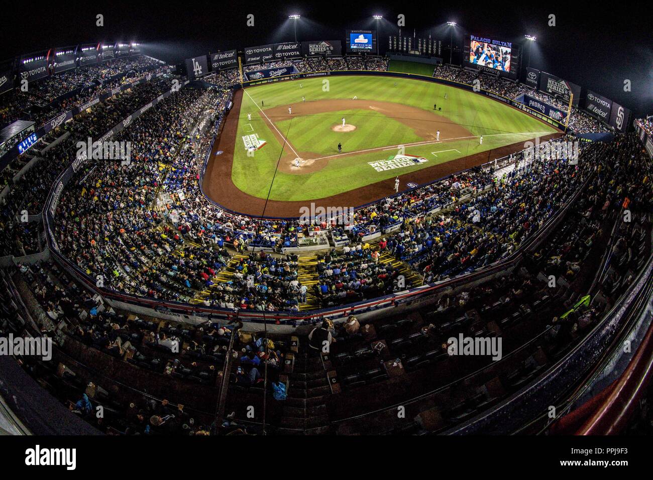 Vista panorámica de estadio de los Sultanes . Baseball action during ...