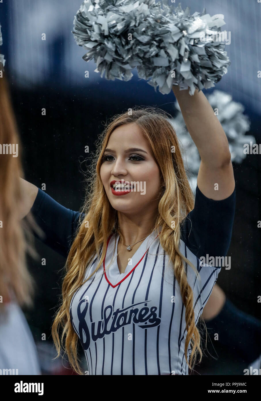 Edecan y porrista de los Sultanes. Baseball action during the Los ...