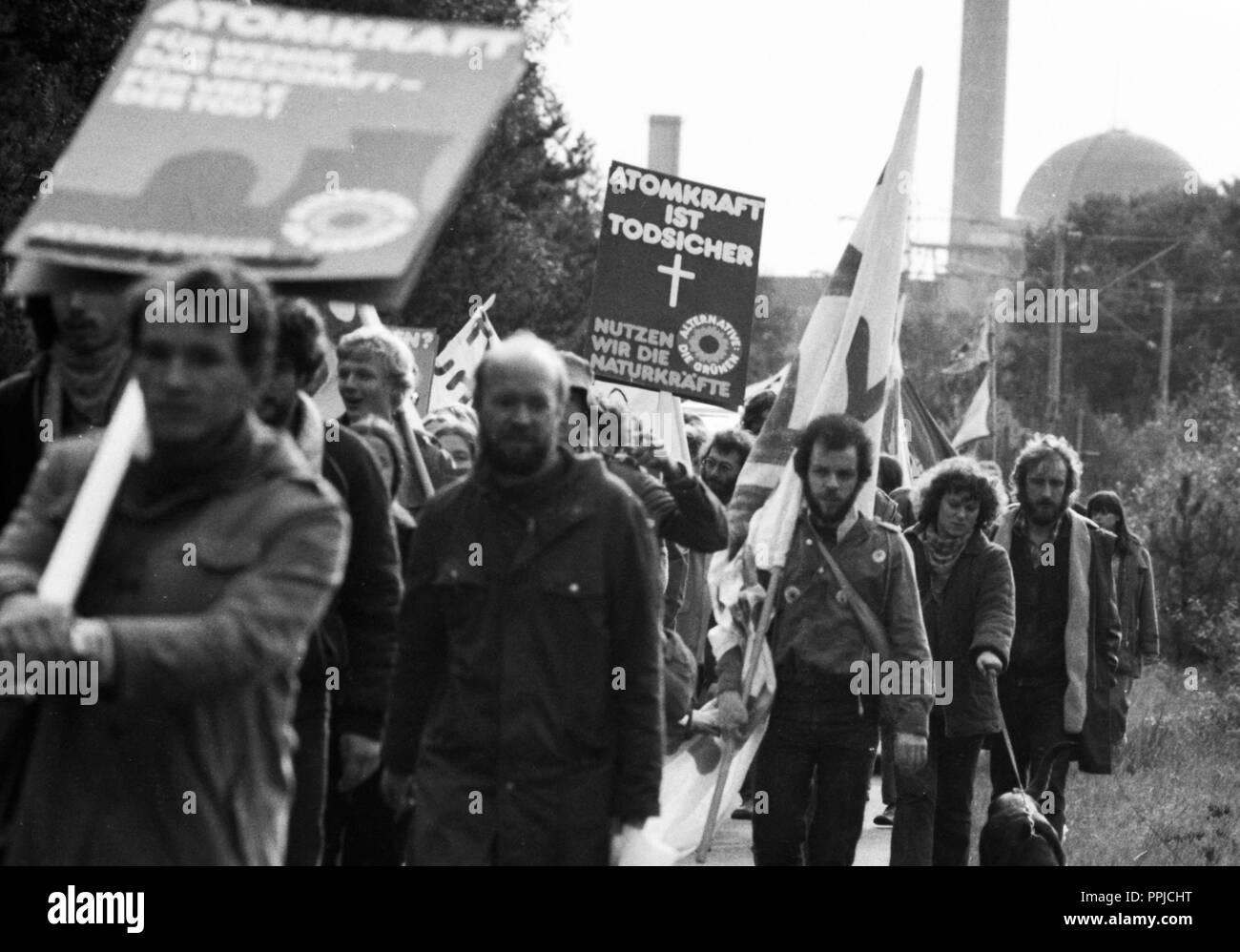 More than 10,000 opponents of nuclear power and nuclear weapons ...