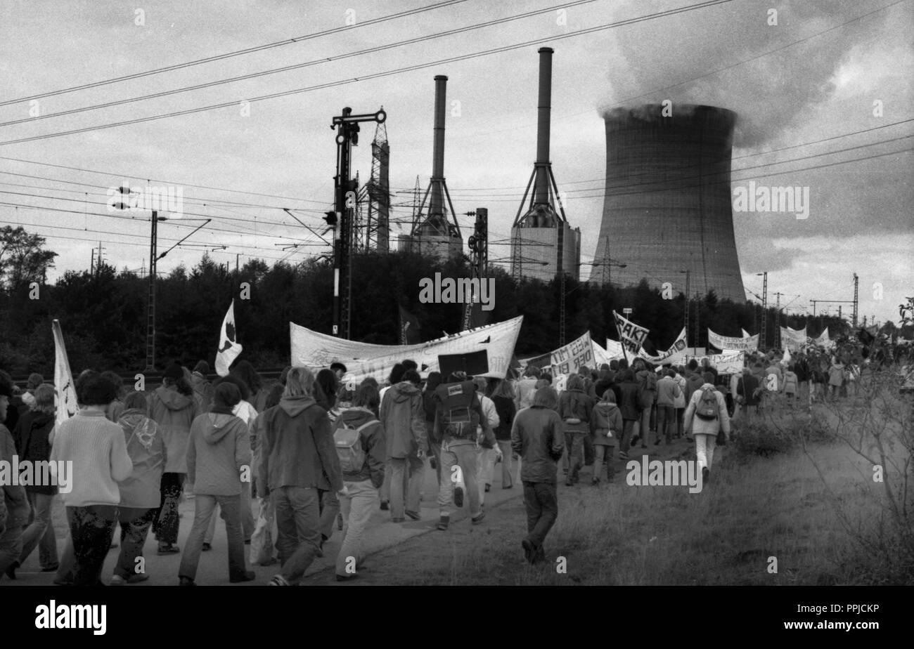 More than 10,000 opponents of nuclear power and nuclear weapons ...