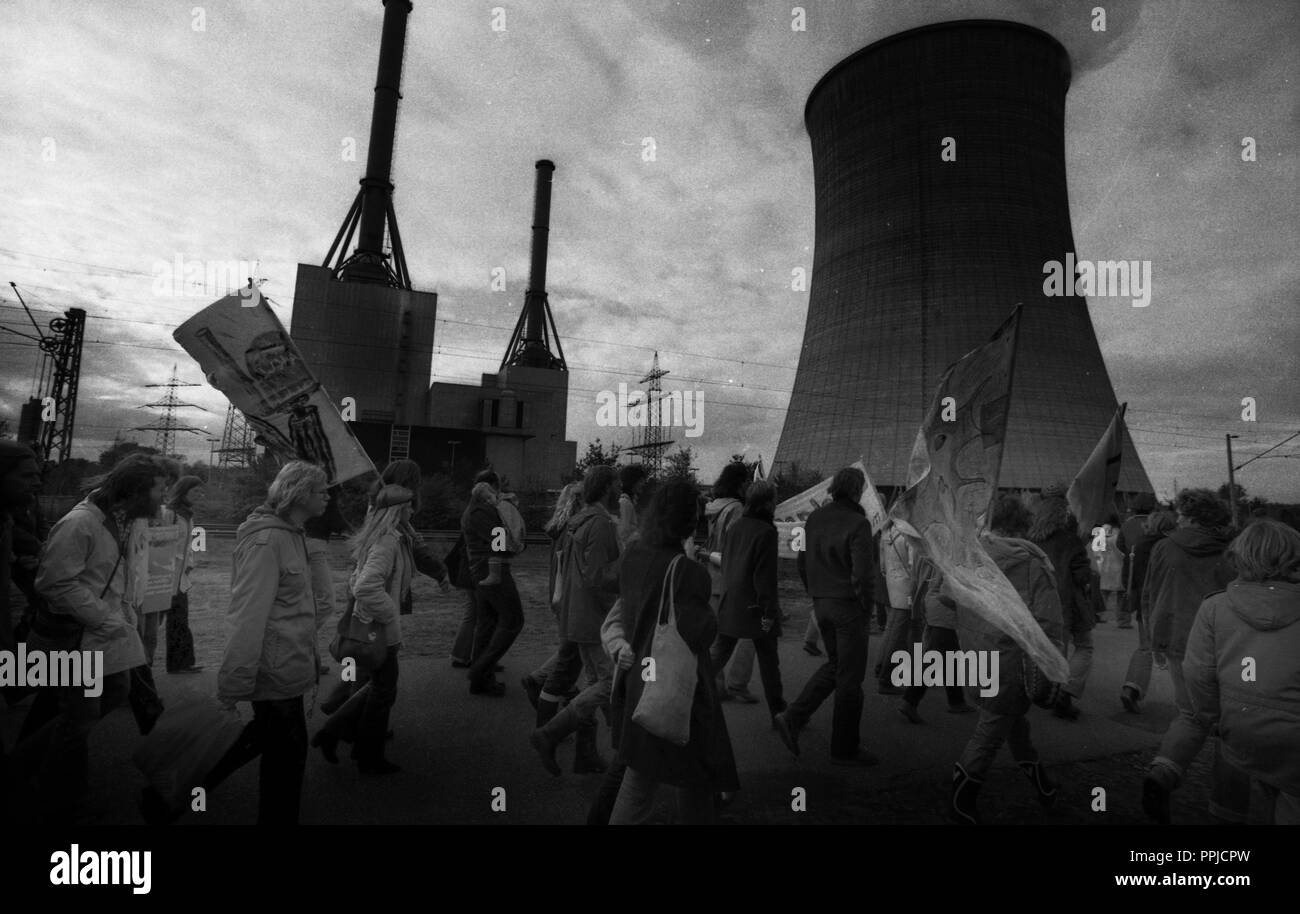 More than 10,000 opponents of nuclear power and nuclear weapons ...