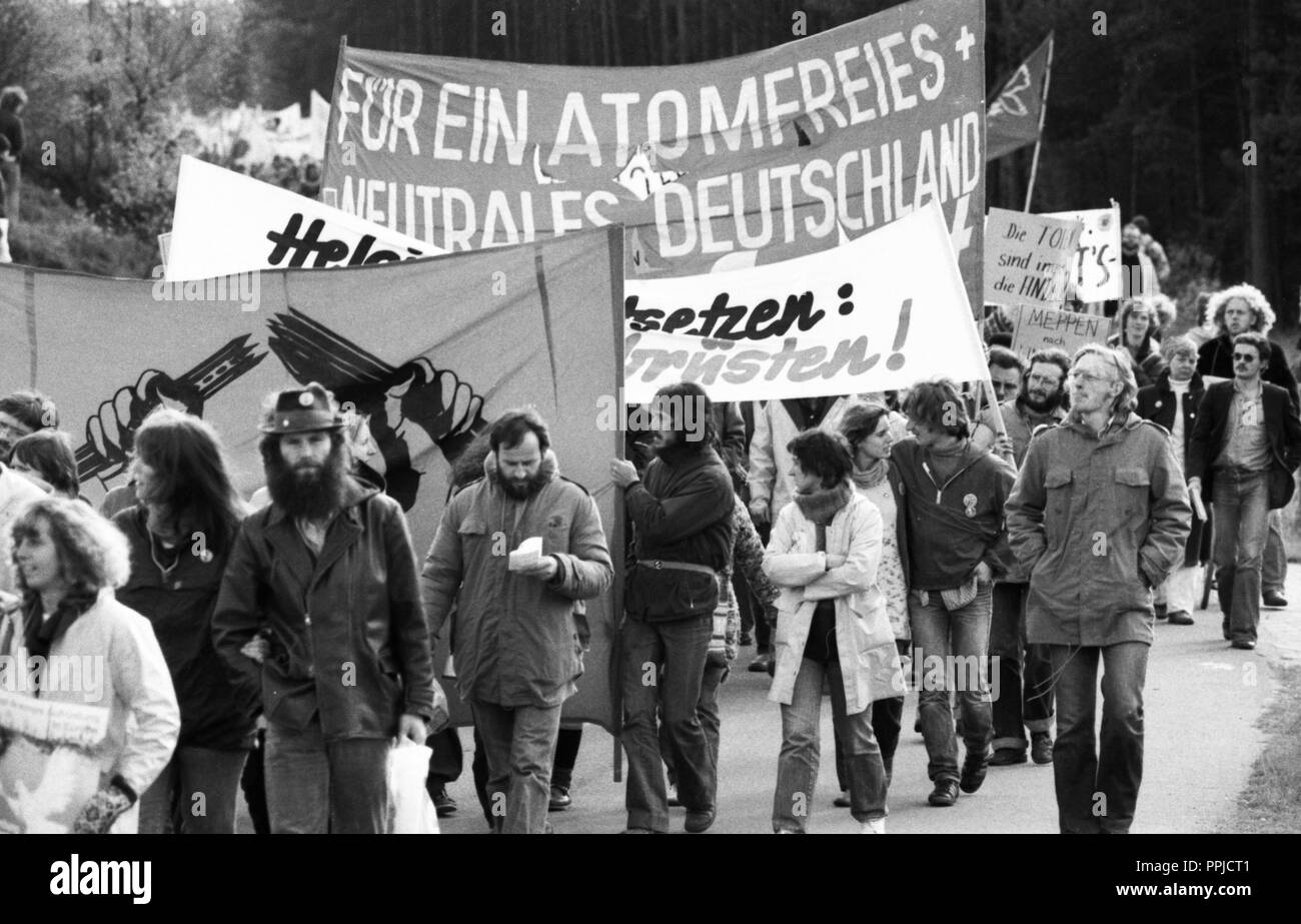 More than 10,000 opponents of nuclear power and nuclear weapons ...