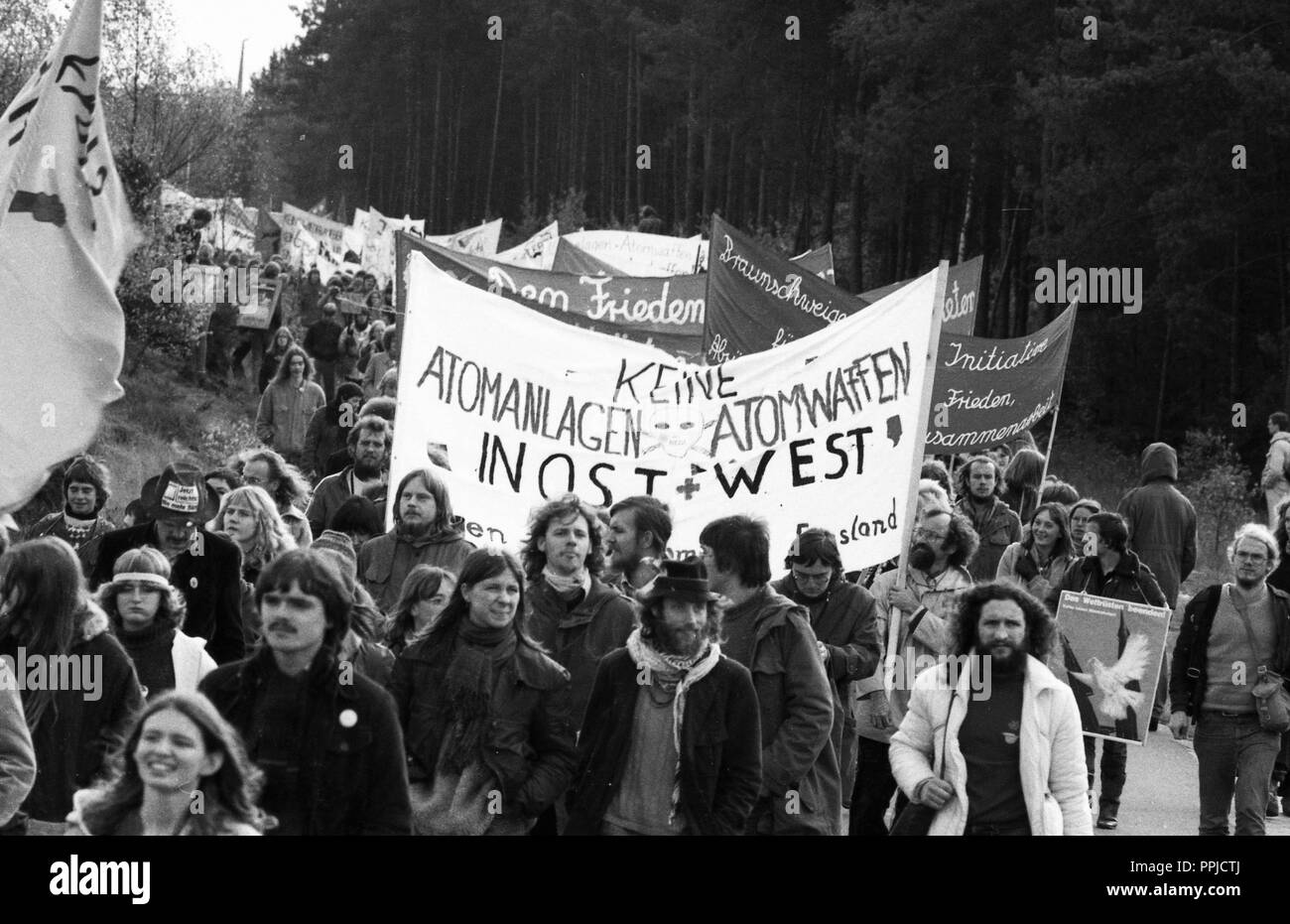 More than 10,000 opponents of nuclear power and nuclear weapons ...