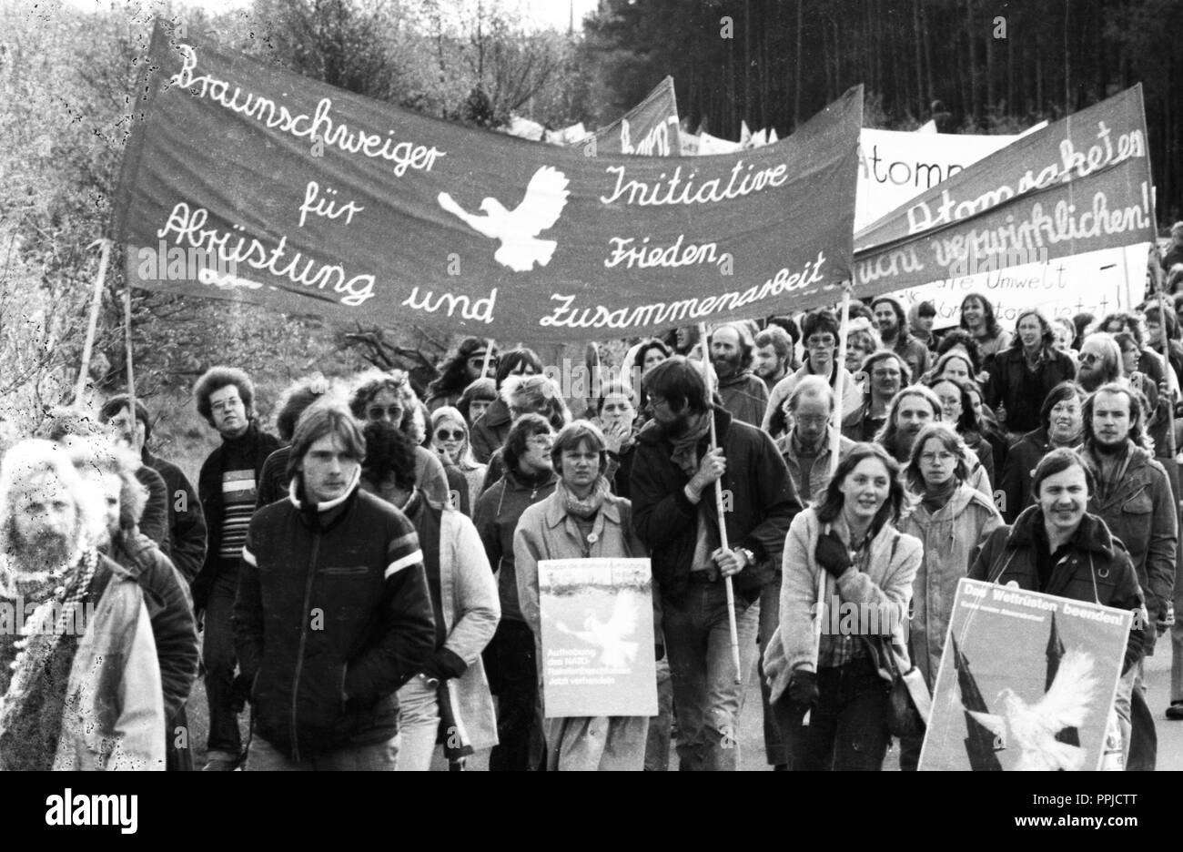 More than 10,000 opponents of nuclear power and nuclear weapons ...