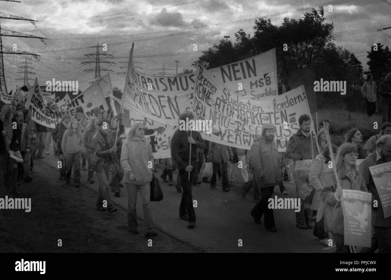 More than 10,000 opponents of nuclear power and nuclear weapons ...