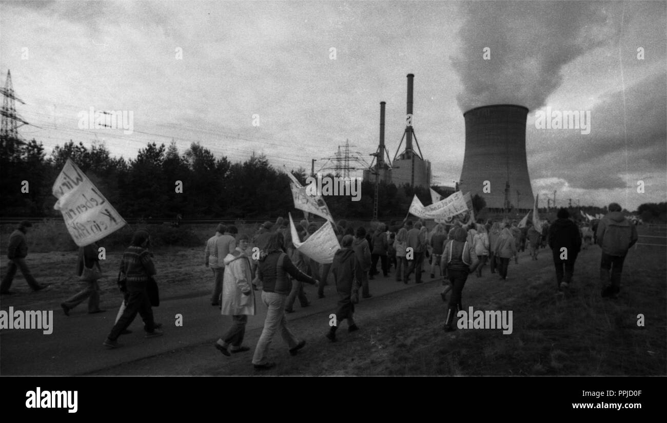 More than 10,000 opponents of nuclear power and nuclear weapons ...