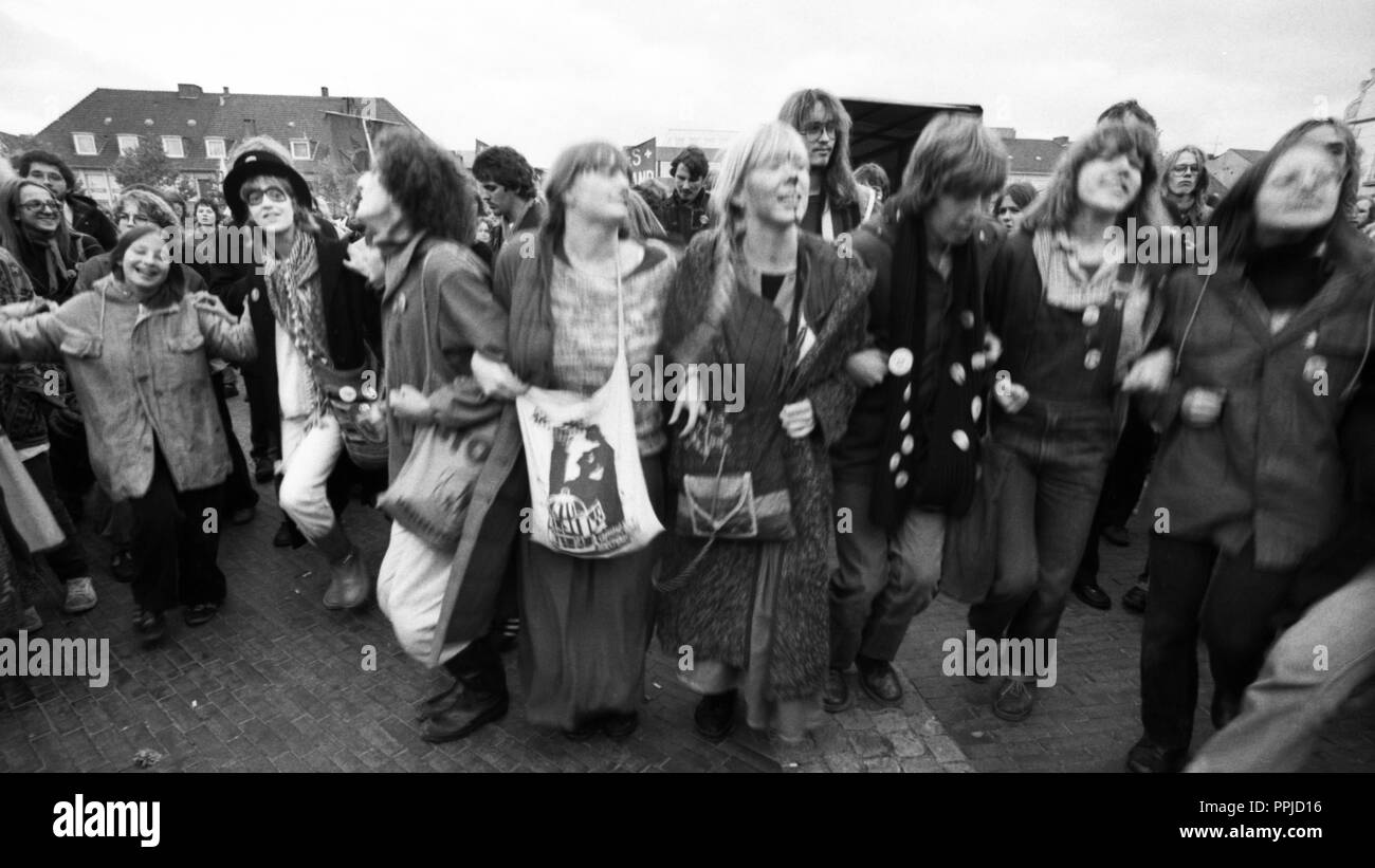 More than 10,000 opponents of nuclear power and nuclear weapons ...