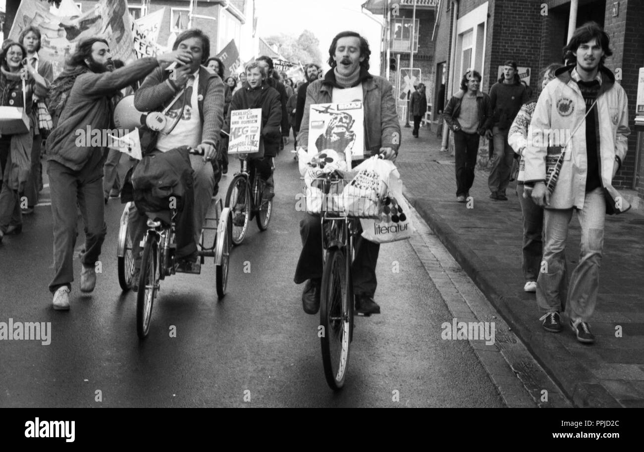 More than 10,000 opponents of nuclear power and nuclear weapons ...