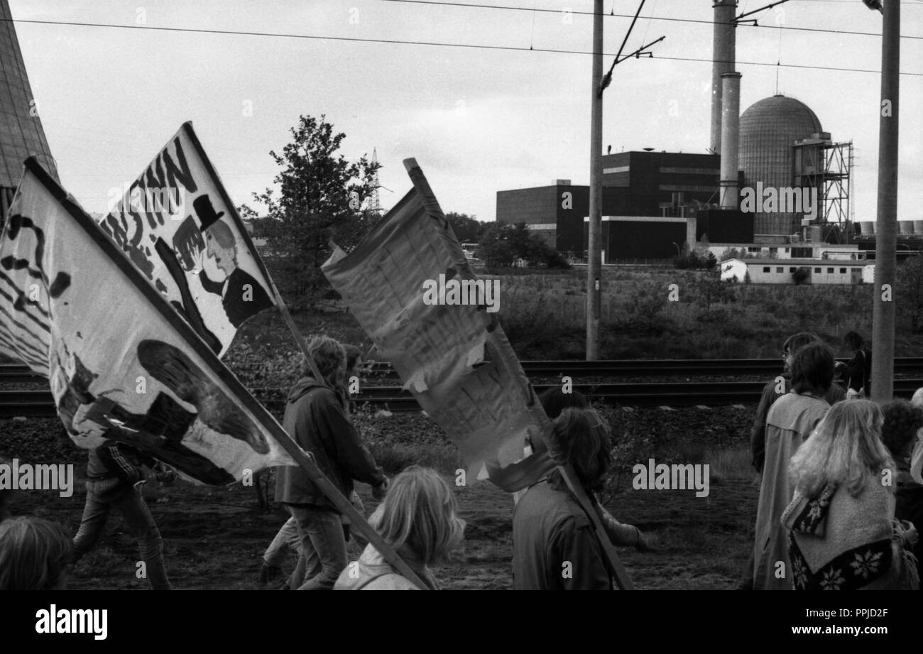 More than 10,000 opponents of nuclear power and nuclear weapons ...