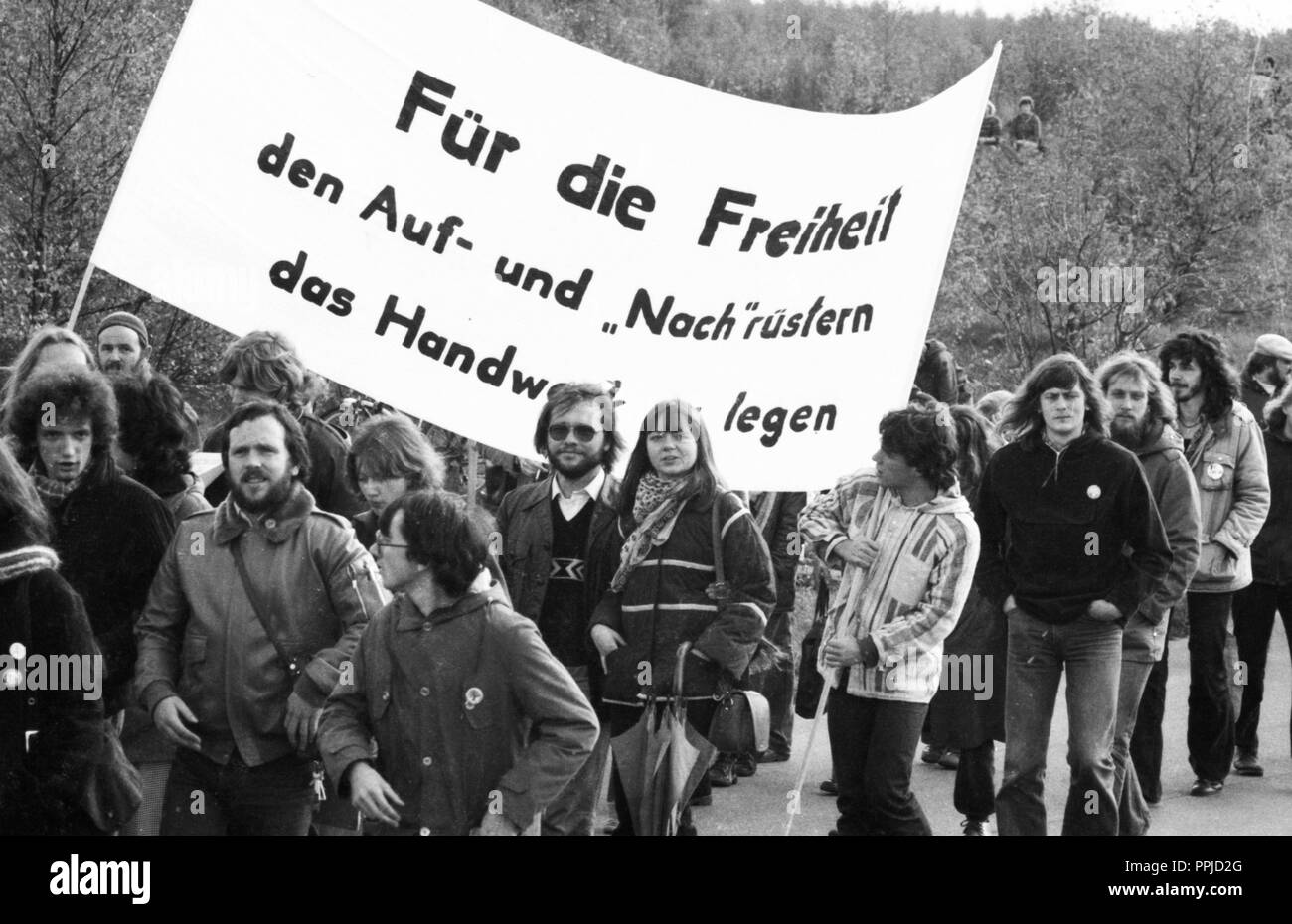 More than 10,000 opponents of nuclear power and nuclear weapons ...