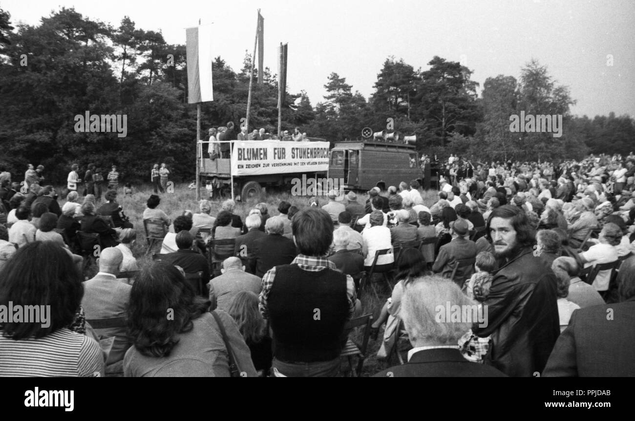 "Flowers for Stukenbrock." The commemoration of the dead of Soviet Nazi ...
