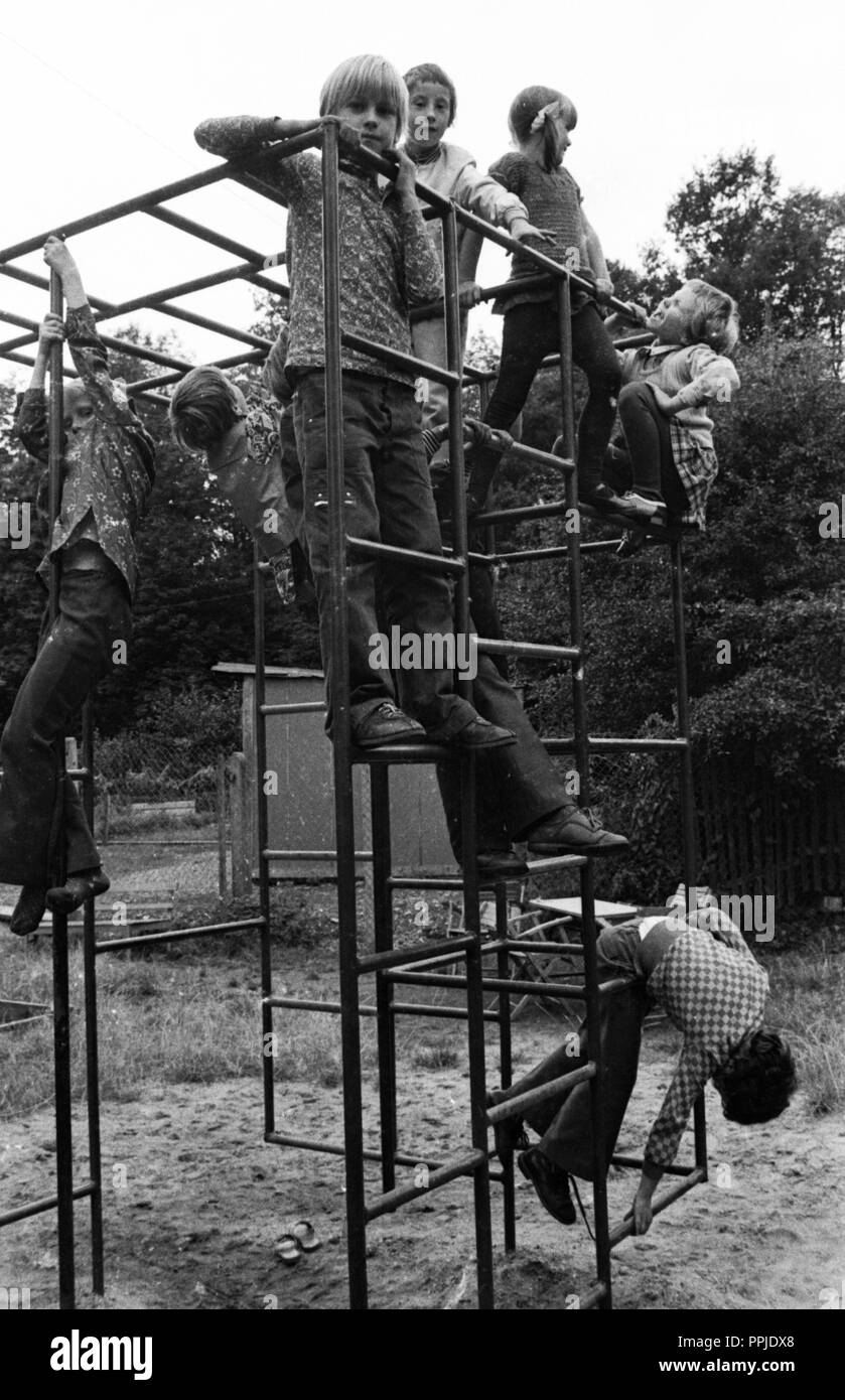 Children Karl-Marx-Stadt ( today: Chemnitz) in September 1975. | usage ...