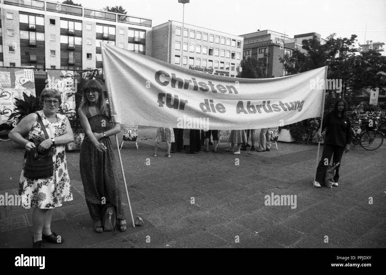 Anti vietnam war activities hi-res stock photography and images - Alamy