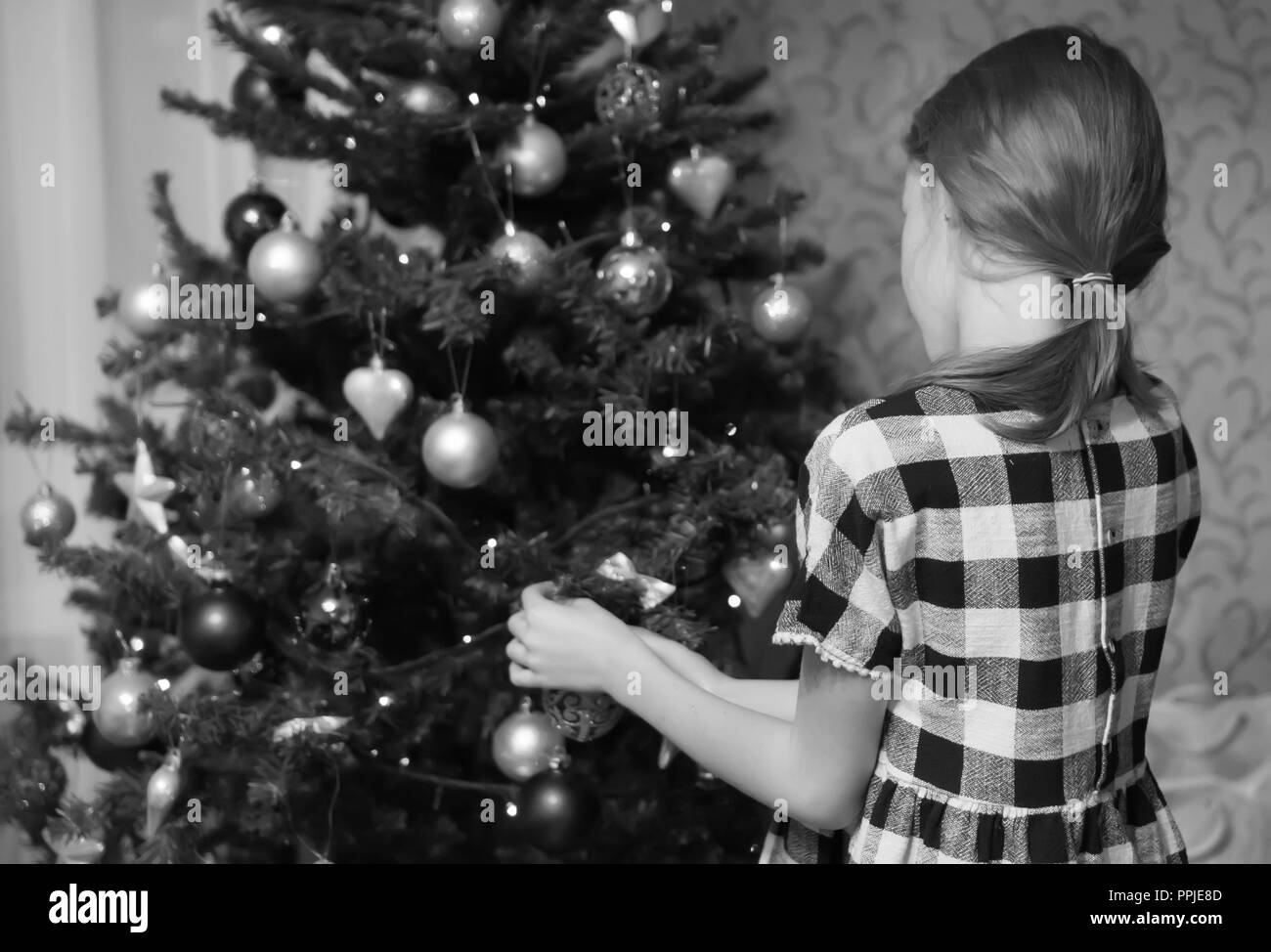 Little Girl Decorates The Christmas Tree Black And White Stock Photo Alamy little-girl-decorates-the-christmas-tree-black-and-white-stock-photo-alamy