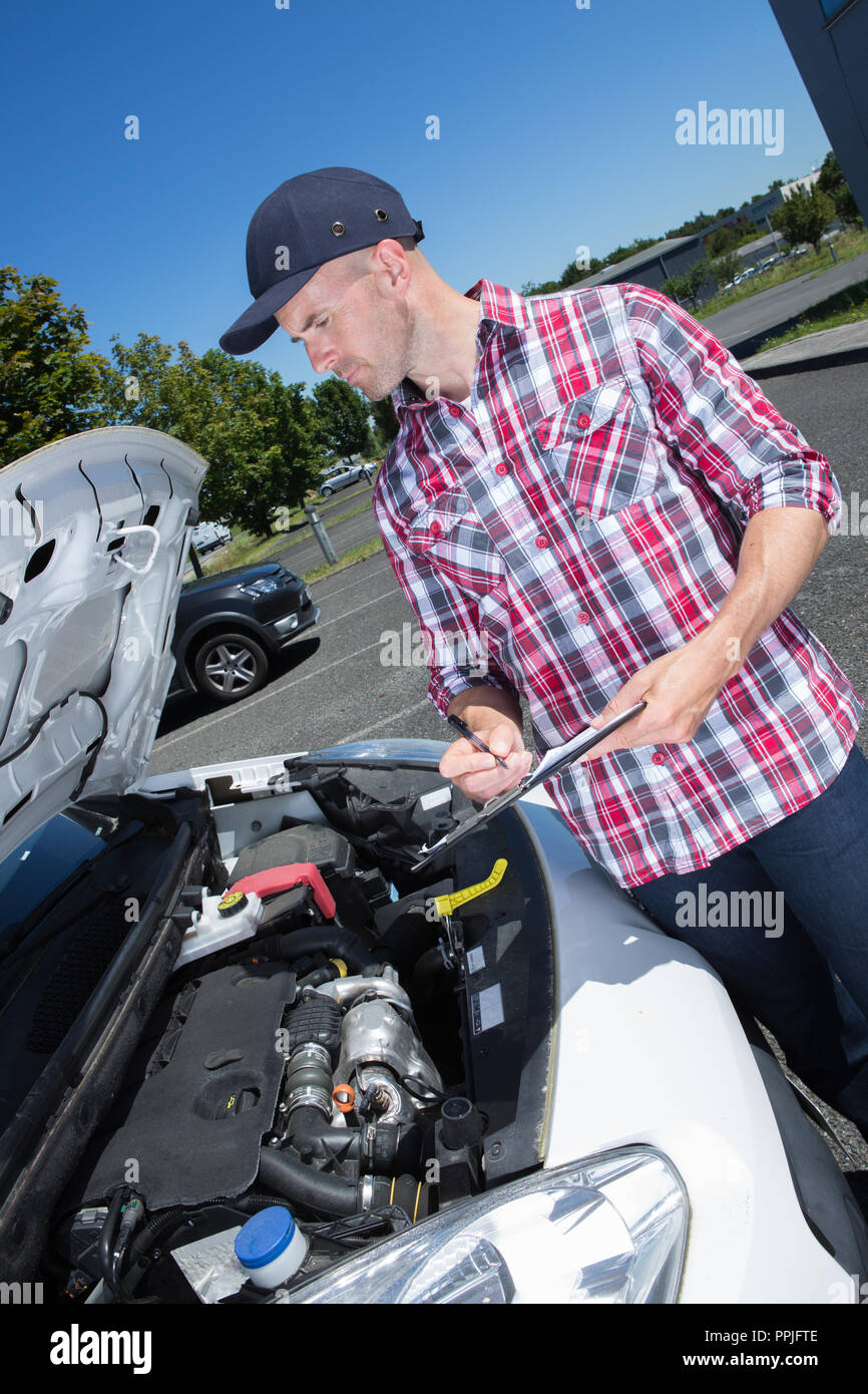 mechanic fixing van outdoors Stock Photo - Alamy
