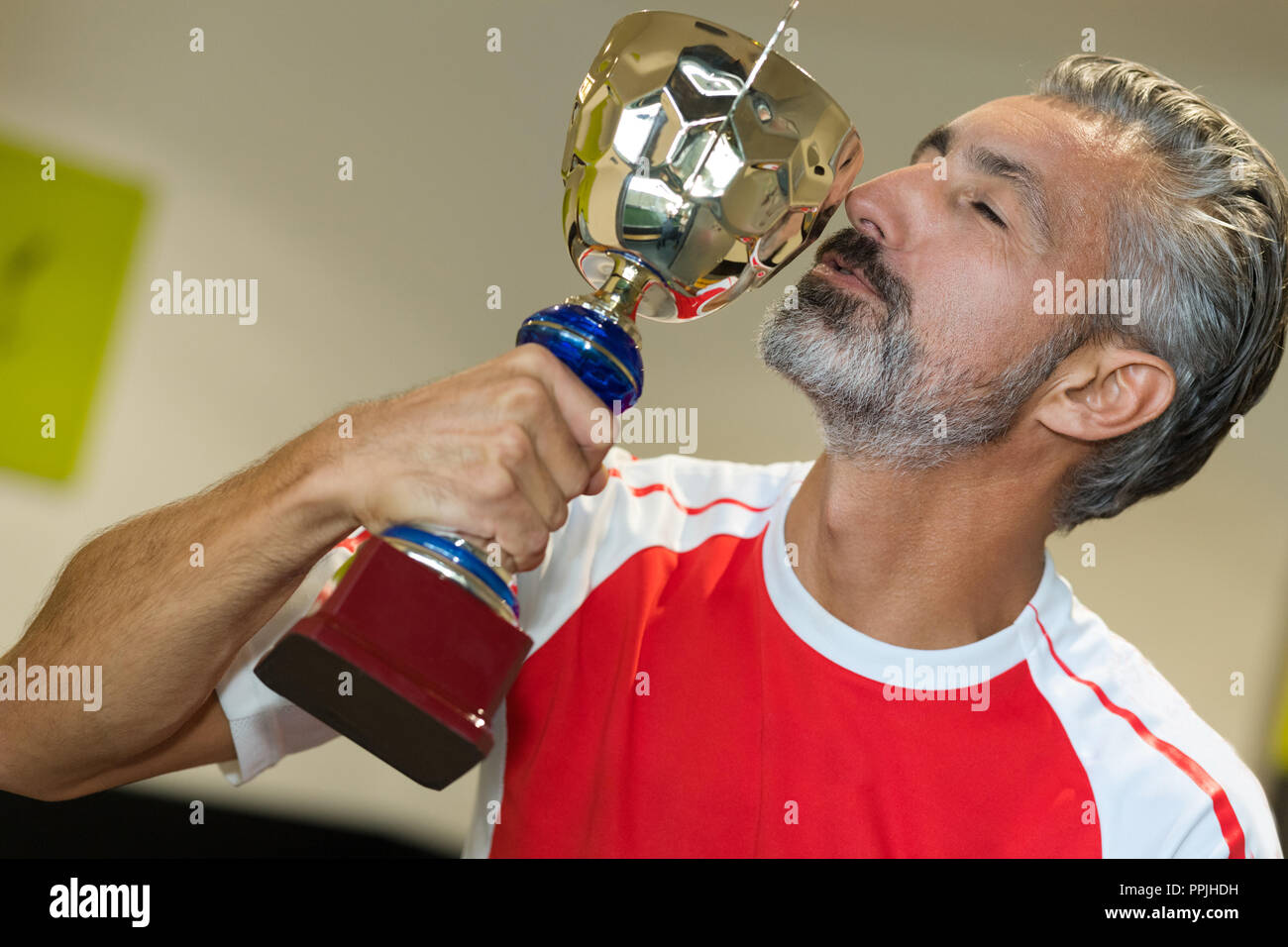 Celebration kiss kissing cup hi-res stock photography and images - Alamy