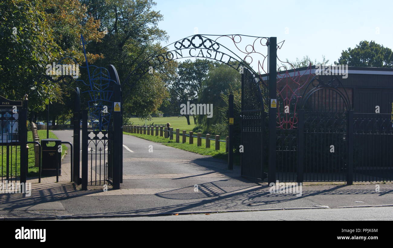 City park gate uk hi-res stock photography and images - Alamy