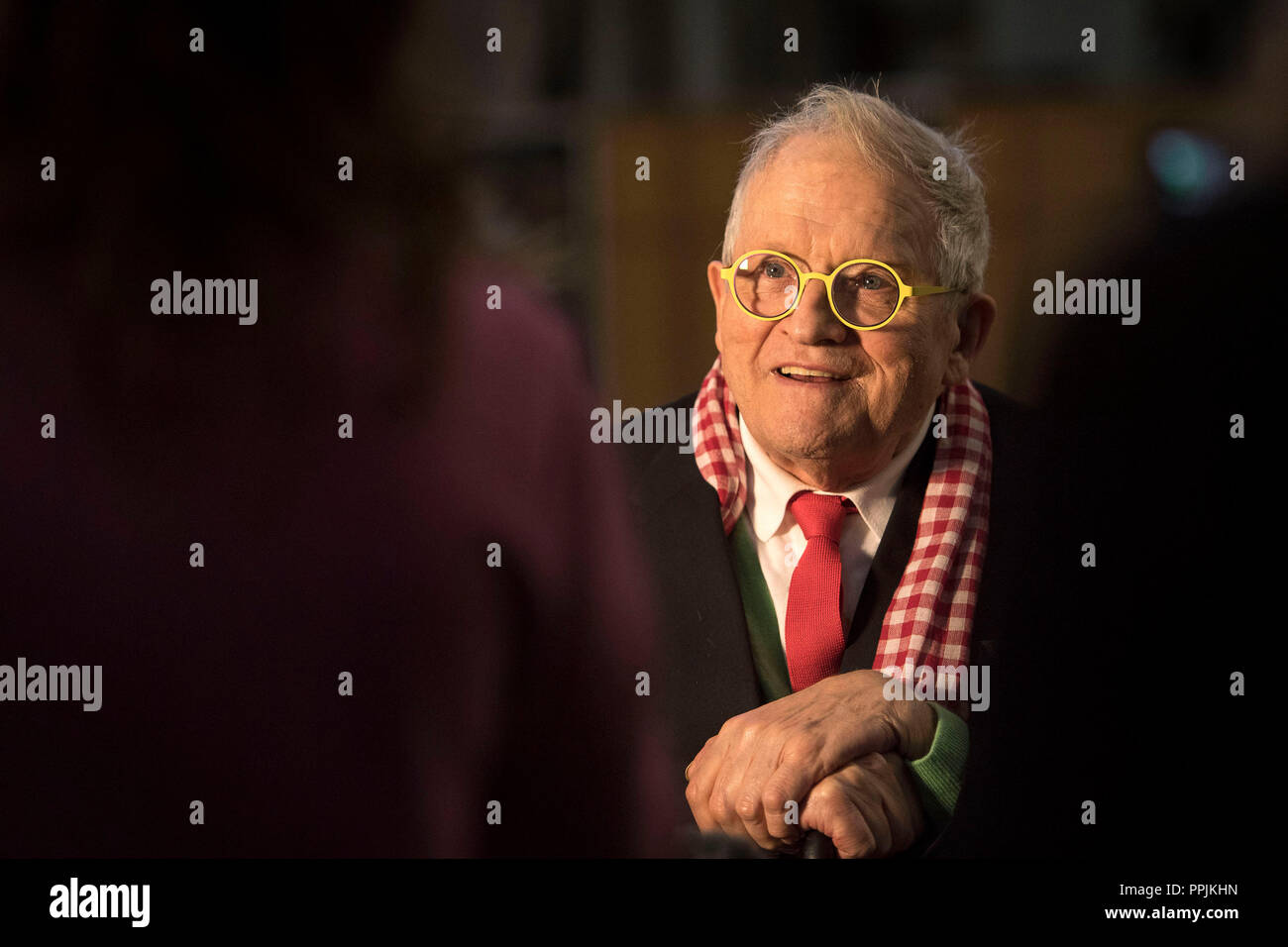 David hockney in front of the queens window hi-res stock photography ...