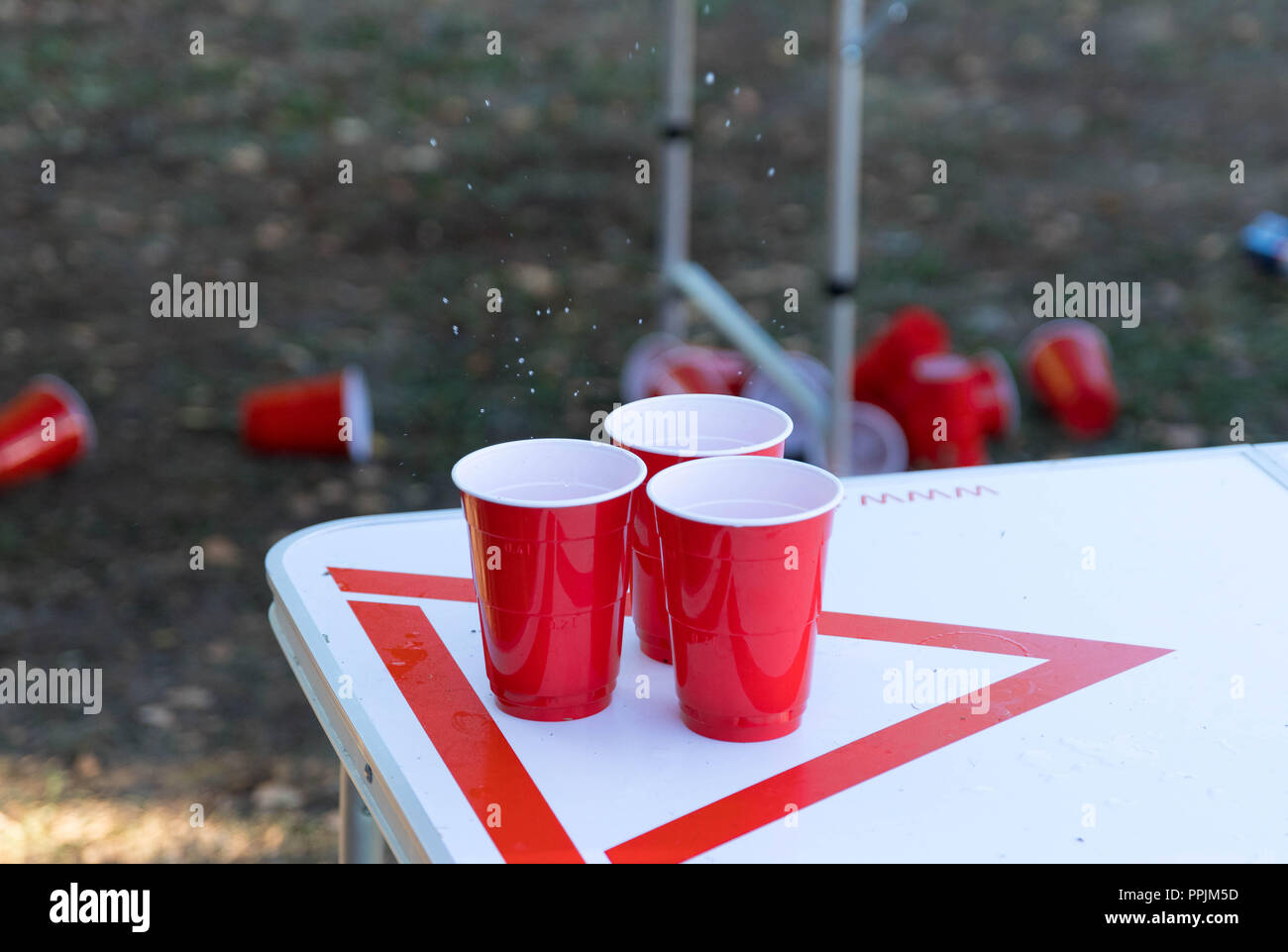 Red beer cups table hi-res stock photography and images - Alamy