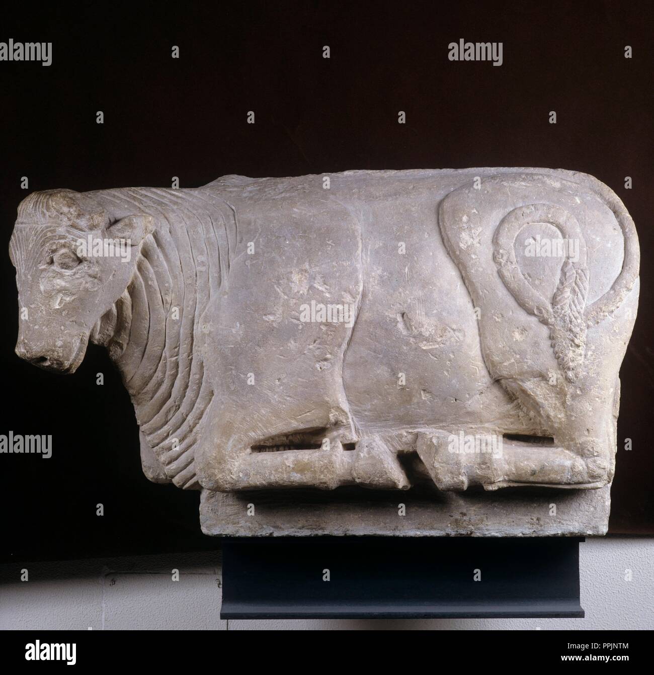 SILLAR DE ESQUINA CON FIGURA DE TORO. IBERICO ESCULTURA. (DEPOSITO ...