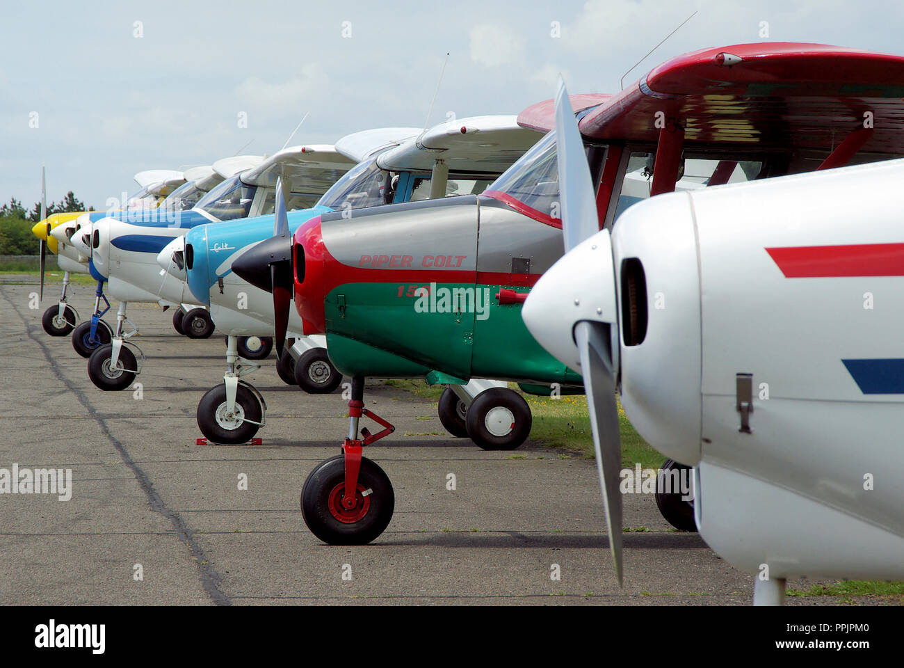 Nose wheel hi-res stock photography and images - Alamy