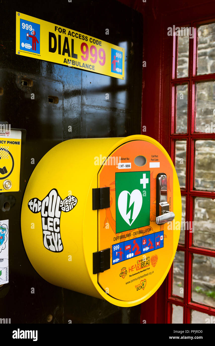 Defibrillator house in red telephone box hi-res stock photography and ...