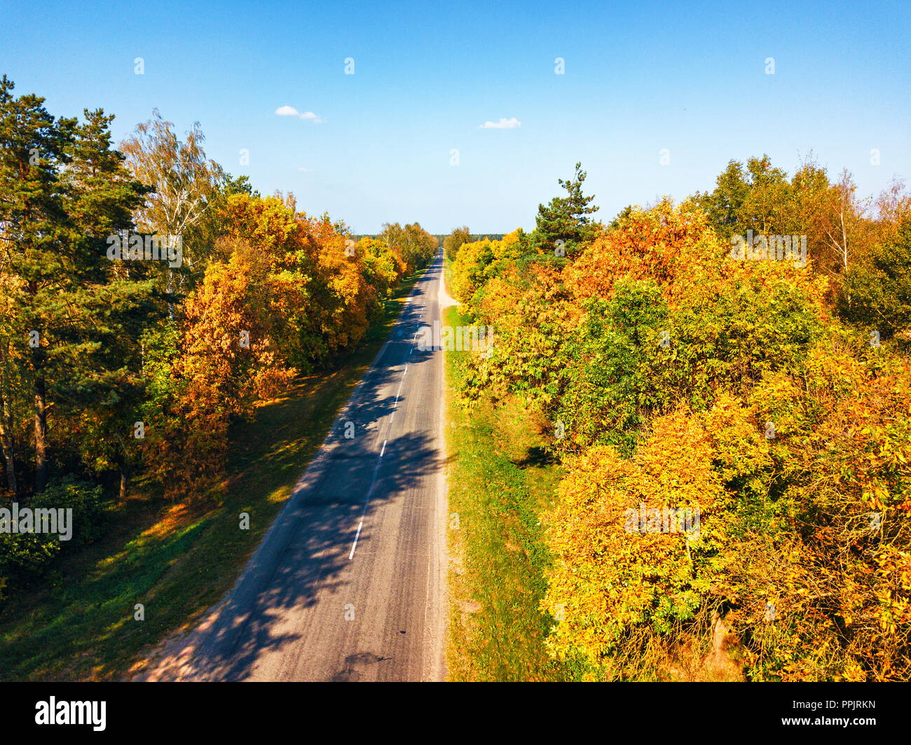 Road view from above hi-res stock photography and images - Alamy