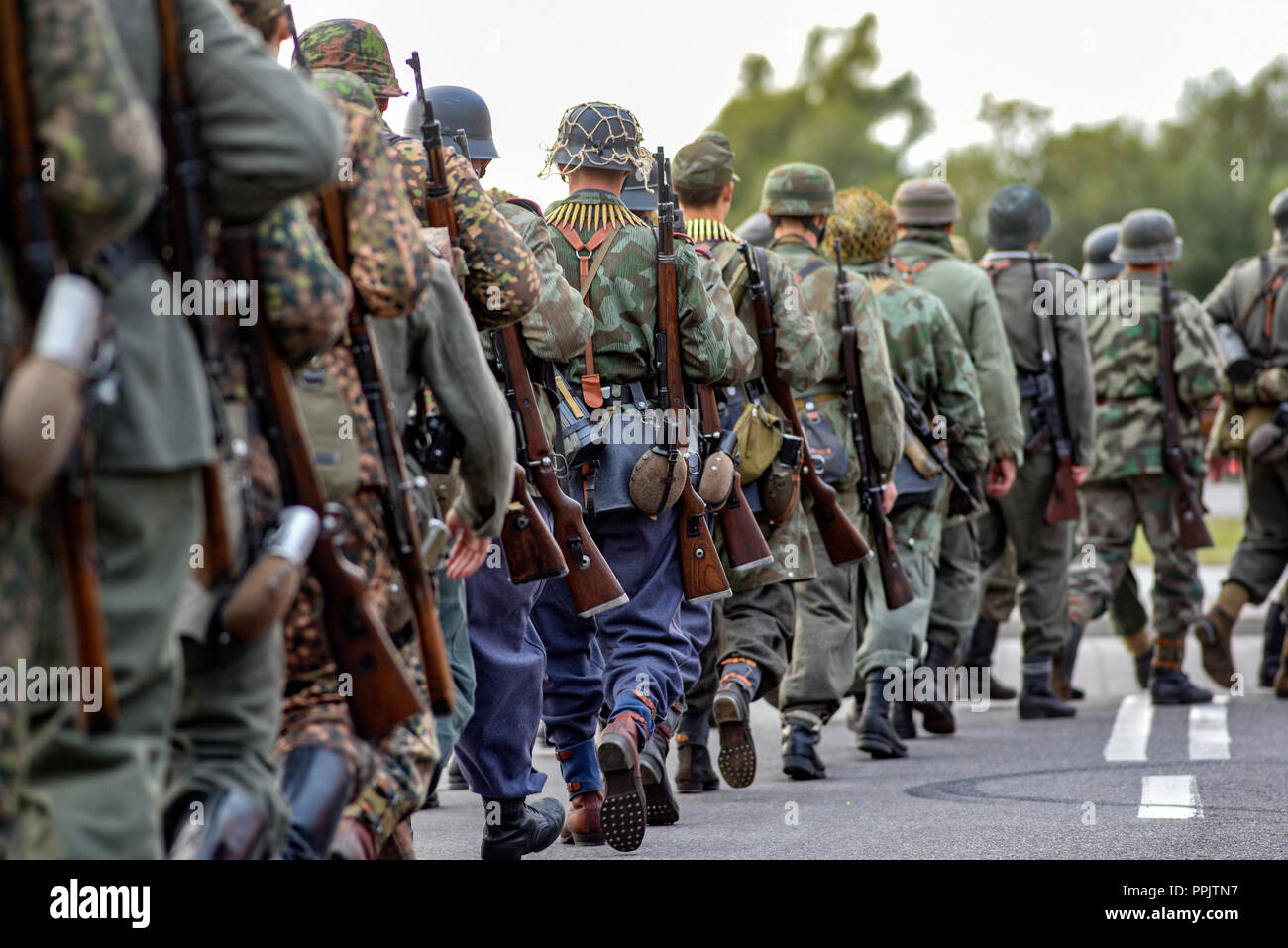 Man back view soldier hi-res stock photography and images - Alamy