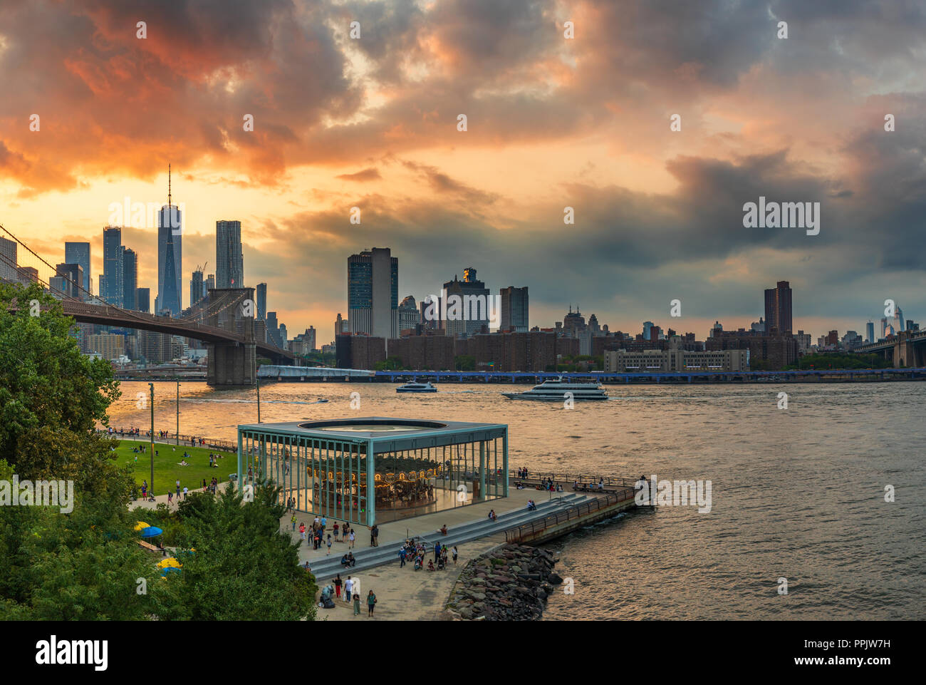 View to Manhattan Skyline from Brooklyn Bridge Park and DUMBO at sunset ...