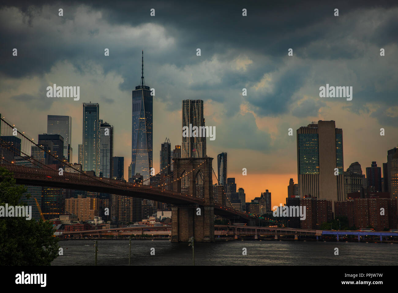 View to Manhattan Skyline from Brooklyn Bridge Park and DUMBO at sunset ...
