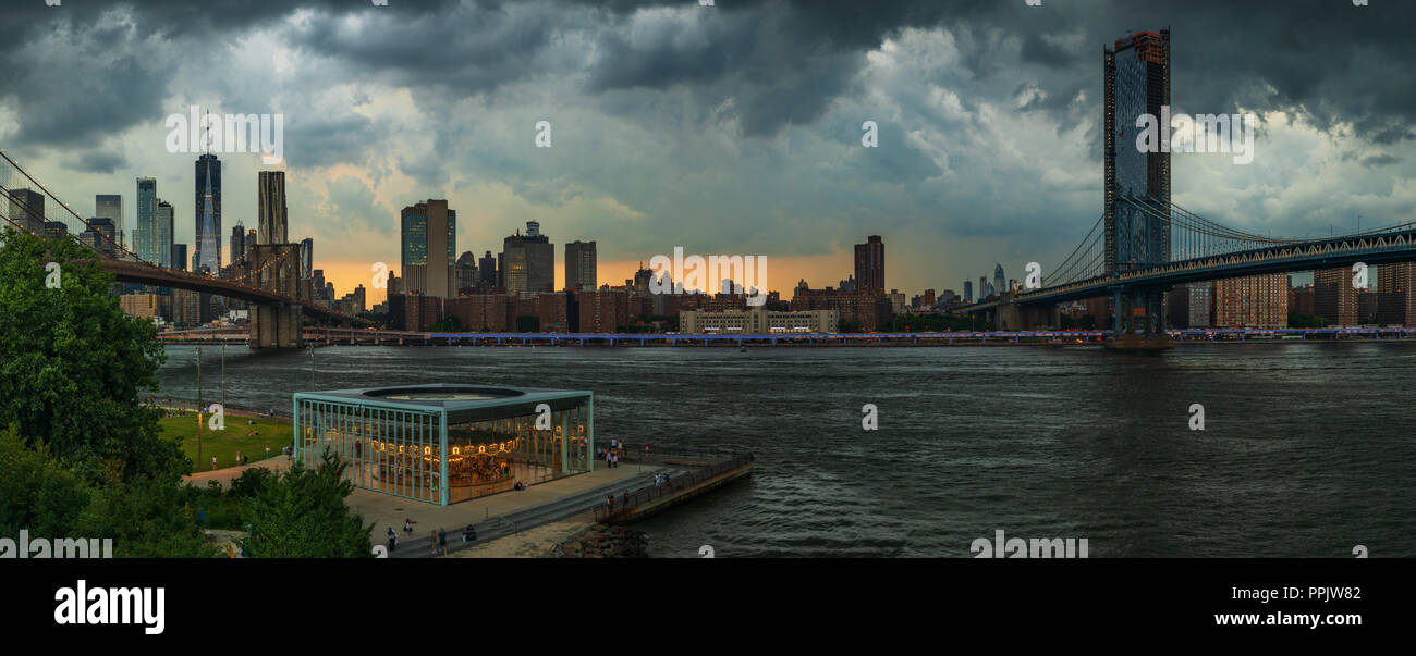 View to Manhattan Skyline from Brooklyn Bridge Park and DUMBO at sunset ...