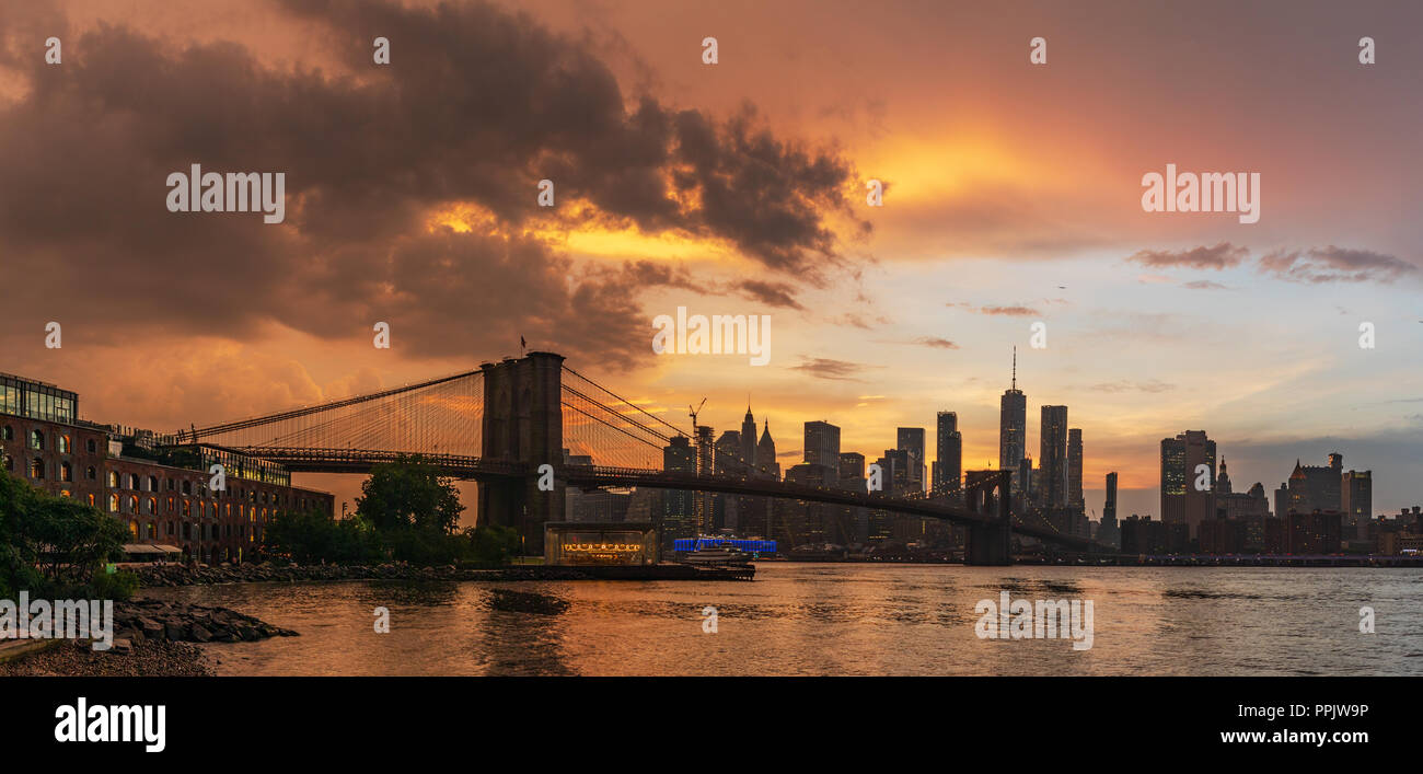 View to Manhattan Skyline from Brooklyn Bridge Park and DUMBO at sunset ...