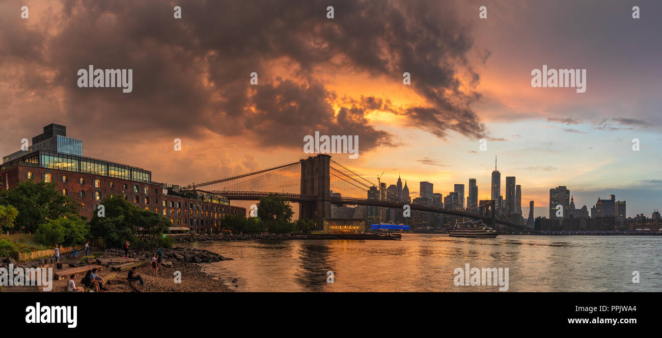 View to Manhattan Skyline from Brooklyn Bridge Park and DUMBO at sunset ...