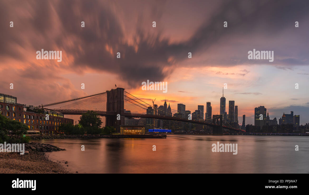 View to Manhattan Skyline from Brooklyn Bridge Park and DUMBO at sunset ...