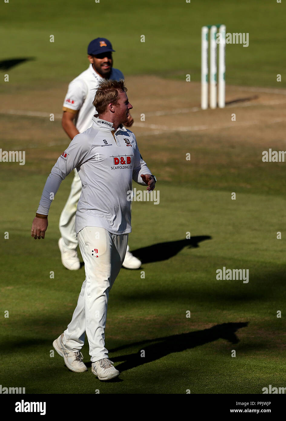 Bowling simon harmer hi-res stock photography and images - Alamy