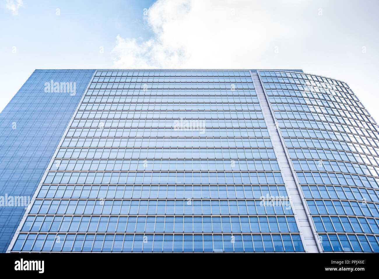 Underside perspective view skyscraper hi-res stock photography and ...