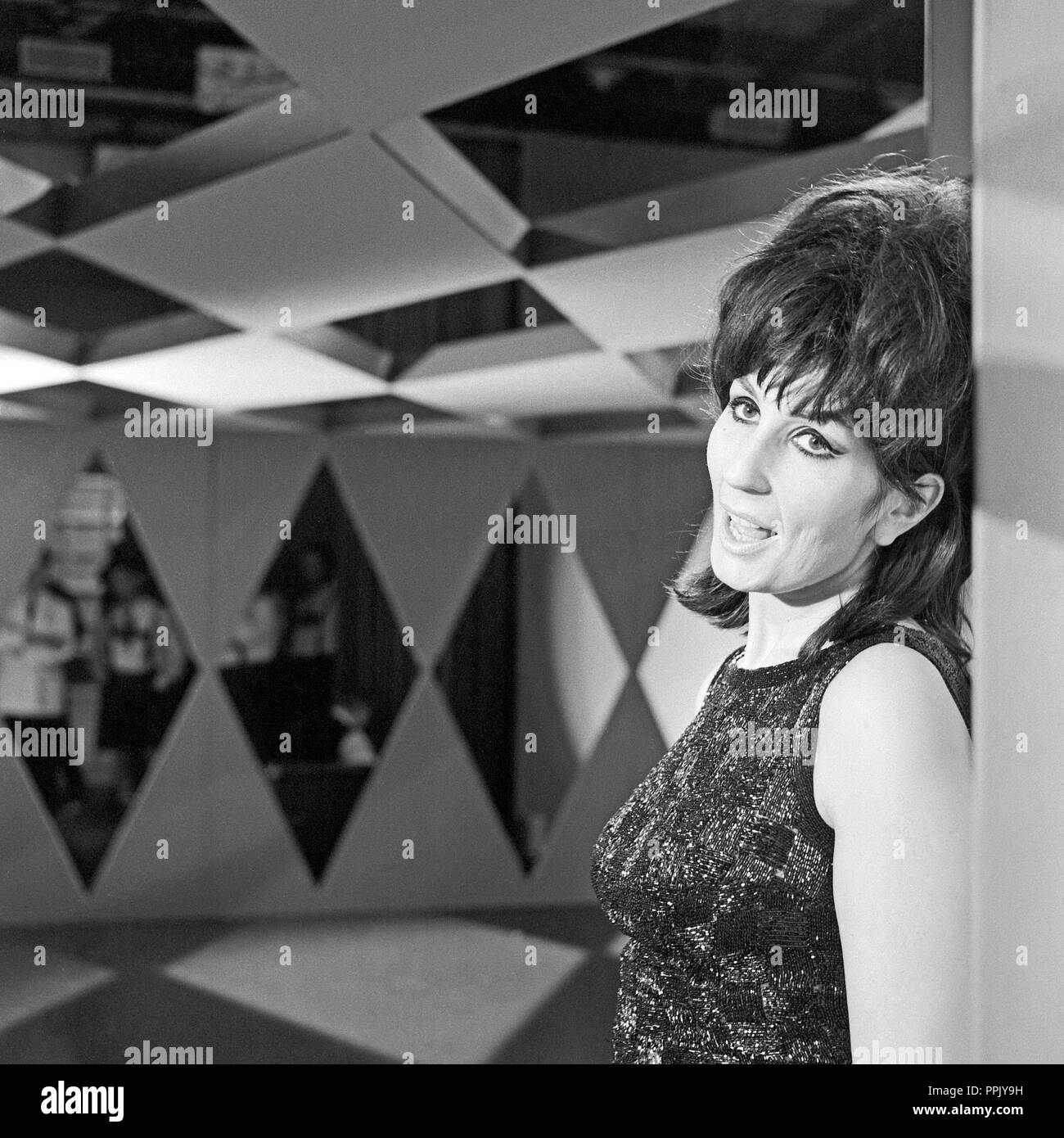 Alma Coogan, britische Schlagersängerin, bei einem Fernsehauftritt in ...