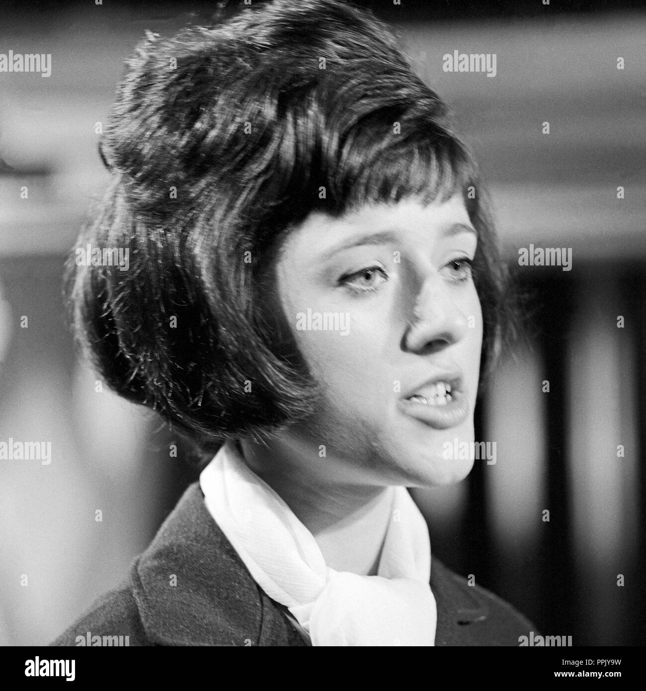 Alma Coogan, britische Schlagersängerin, bei einem Fernsehauftritt in ...