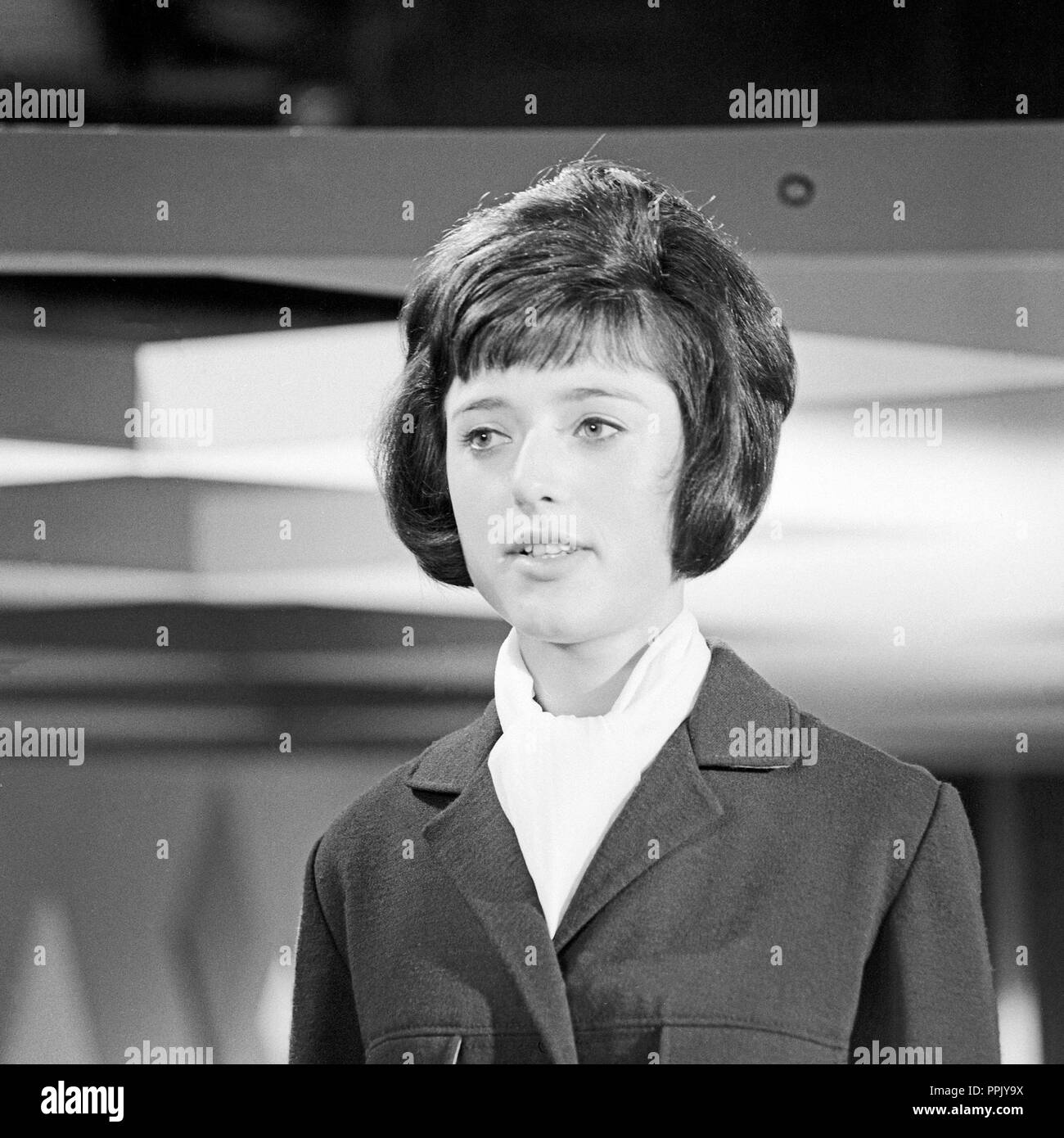 Alma Coogan, britische Schlagersängerin, bei einem Fernsehauftritt in ...